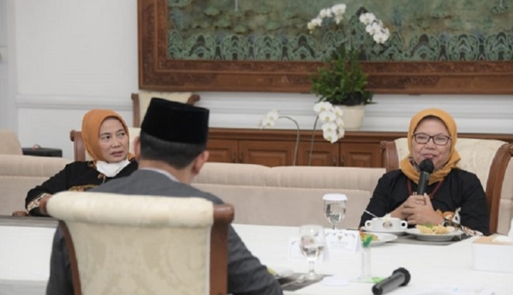 Begini Cara Ridwan Kamil Berikan Penghargaan Kepada Delapan ASN Dengan ... Begini Cara Ridwan Kamil Berikan Penghargaan Kepada Delapan ASN Dengan ...