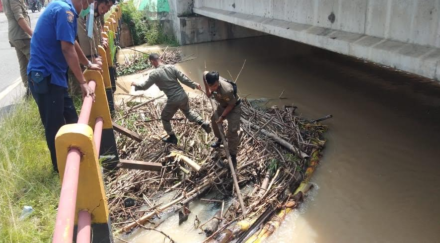 Satpol PP Sergai Berjibaku Besihkan Material Kayu Di Jembatan Sei ... Satpol PP Sergai Berjibaku Besihkan Material Kayu Di Jembatan Sei ...
