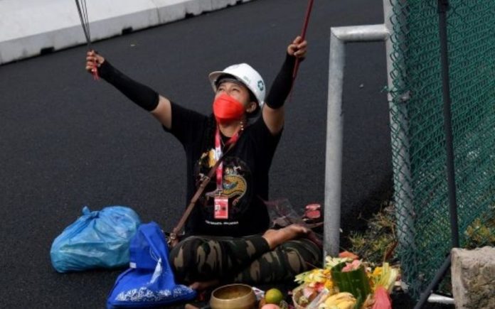 Heboh Pawang Hujan di Sirkuit Mandalika, Pengamat: Tidak Perlu Gunakan ... Heboh Pawang Hujan di Sirkuit Mandalika, Pengamat: Tidak Perlu Gunakan ...