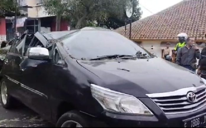 Mobil Ringsek Tertimpa Pohon di Jalan Siliwangi Cianjur | Jabar News Mobil Ringsek Tertimpa Pohon di Jalan Siliwangi Cianjur | Jabar News
