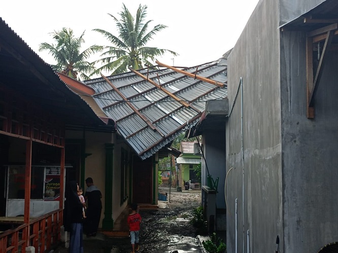 Puluhan Rumah Warga di Serdang Bedagai Porak-Poranda Diterjang Angin ... Puluhan Rumah Warga di Serdang Bedagai Porak-Poranda Diterjang Angin ...
